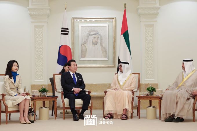 [종합] UAE, 한국에 40조원 투자...원자력·방산 등 MOU 13건 체결 : zum 뉴스