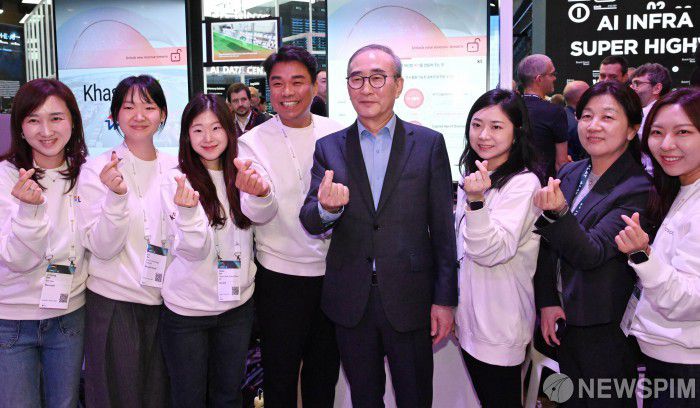 'MWC 2025' 마이크로소프트 부스 찾은 김영섭 KT 대표 : zum 뉴스