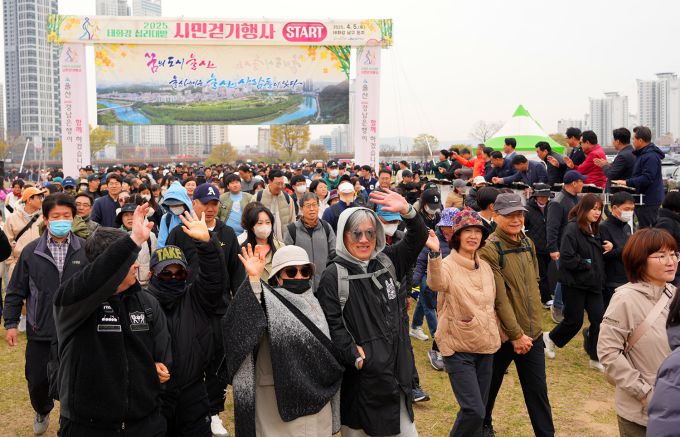 BNK경남은행, 태화강 시민걷기행사 성황…3000여명 참가 : ZUM 뉴스