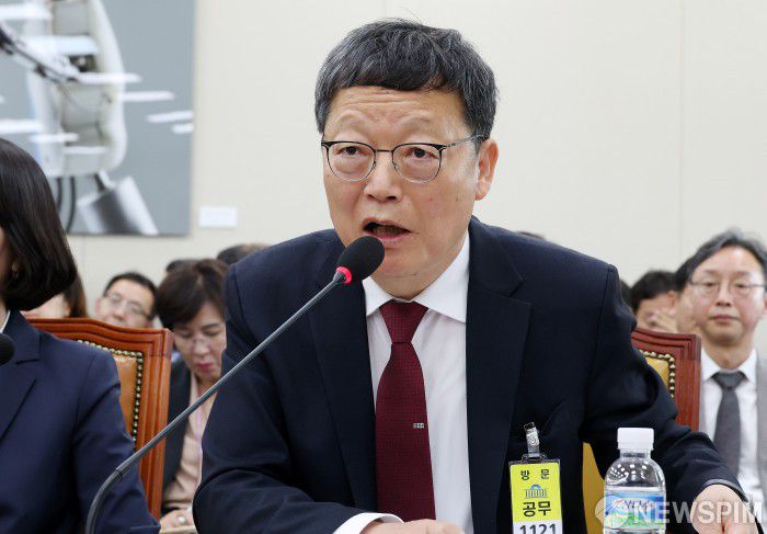 질의에 답하는 김유열 EBS 사장 : ZUM 뉴스