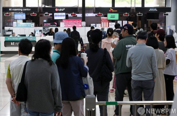 '유심 대란'에 붐비는 SKT 로밍센터 : zum 뉴스