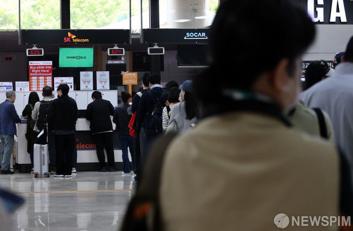 유심교체 기다리는 SKT 고객들 : ZUM 뉴스
