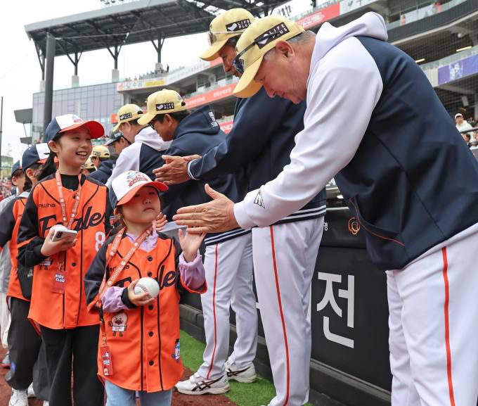[프로야구] 한화, KBO리그 첫 홈·원정 17경기 연속 매진 : zum 뉴스