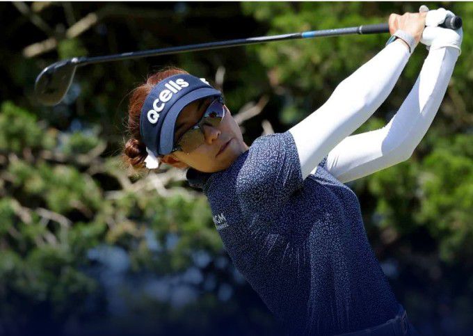 [LPGA] 베테랑 신지은, 공동선두... 윤이나는 또 컷탈락 위기 : ZUM 뉴스