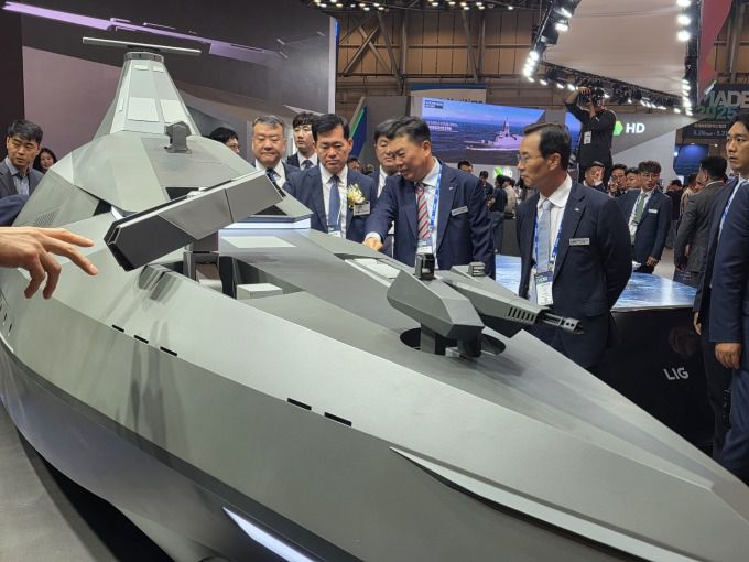 LIG넥스원, 'MADEX 2025' 참가...미래 무인수상정 '해검-X' 최초 공개 : ZUM 뉴스