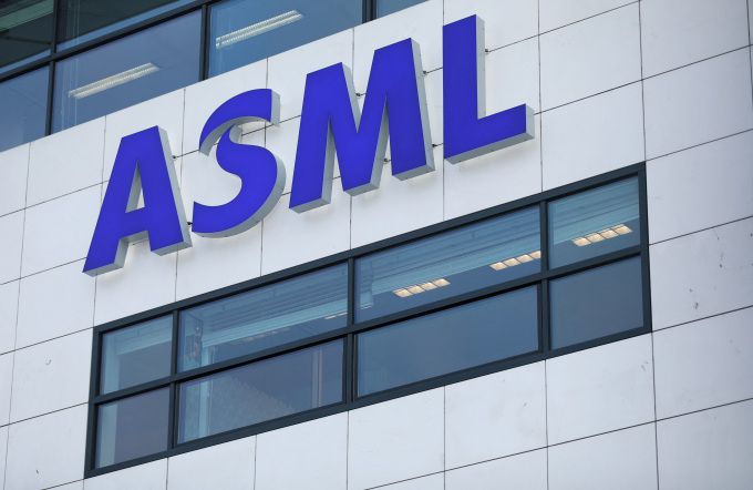 美·中 반도체 전쟁 직격탄… ASML 시가총액 1년 새 178조원 증발 : zum 뉴스