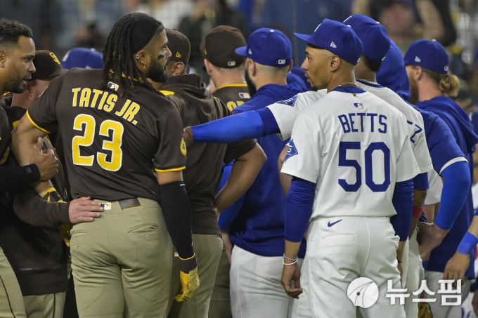 [MLB] 사령탑 몸싸움으로 이어진 앙숙…로버츠·실츠 감독 출전 정지 : zum 뉴스