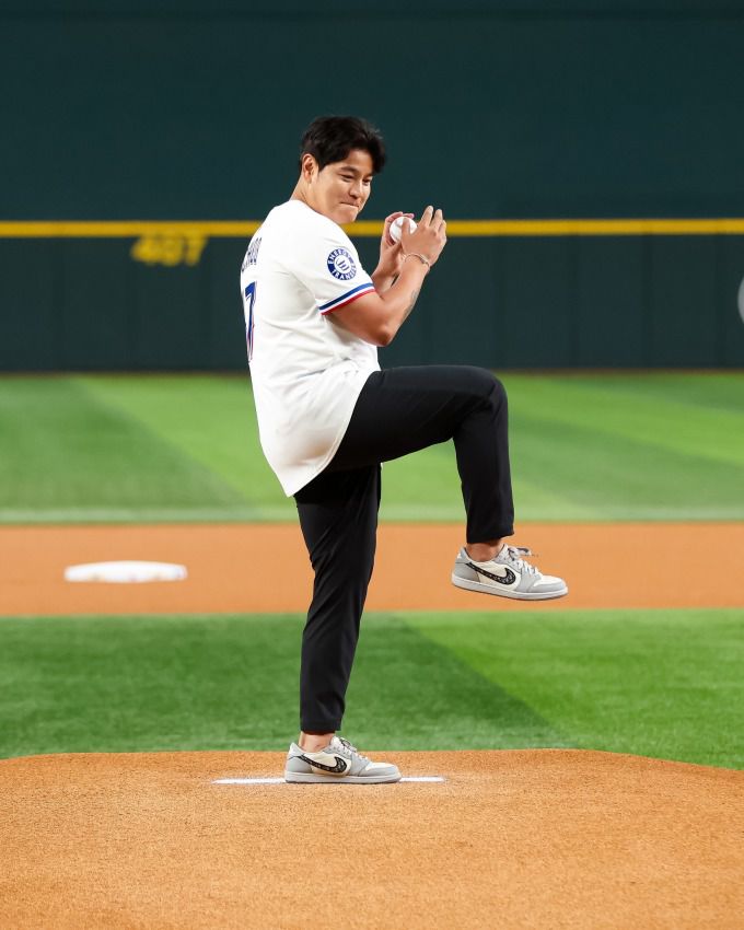 [MLB] 추신수, 시구로 텍사스 팬과 재회…조코비치도 양키스타디움에 : zum 뉴스