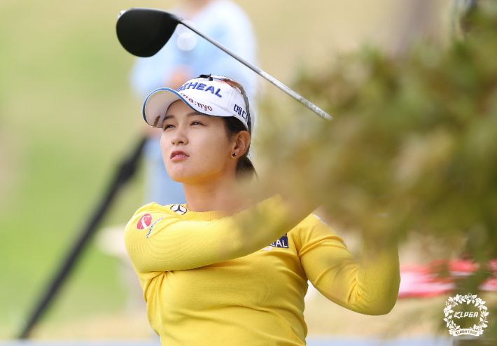 '7언더파 선두' 박현경, KLPGA 챔피언십 3번째 우승 보인다 : zum 뉴스