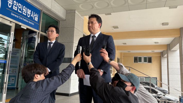 "통신 역사상 최악의 보안 사고"…경찰, 'SKT 유심해킹' 고발인 조사 : zum 뉴스