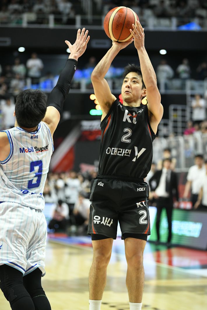 "형 허웅과 가족의 설득" FA 허훈, KCC로 간다…MVP 5명 슈퍼 팀 탄생 : zum 뉴스