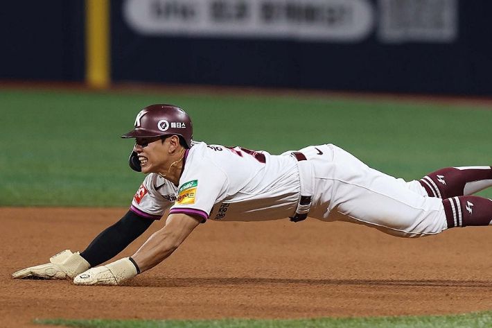 '28년 만에 이종범 넘었다' KBO 최초 30연속 도루 성공한 키움 송성문 : zum 뉴스