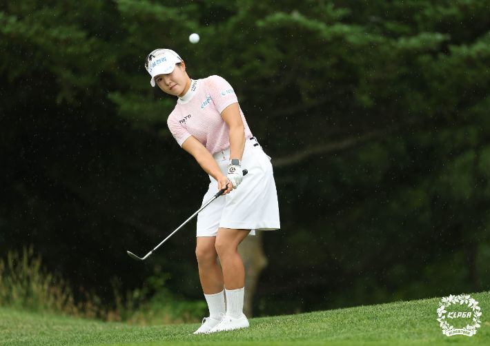고지우, 이틀 연속 용평에 버디 폭격…KLPGA 36홀 최저타 기록으로 선두 : zum 뉴스