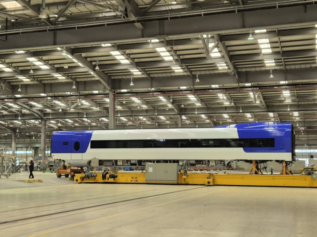 옅은 냄새에 색깔은 선명, 광택도 번쩍…KTX ‘친환경 페인트’ 도색 가보니 : ZUM 뉴스