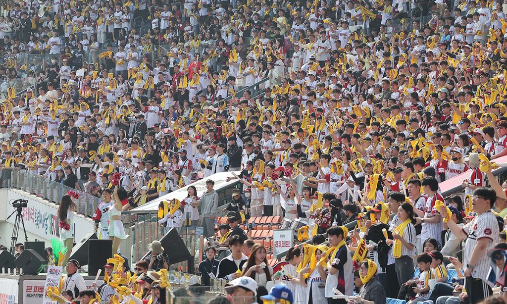 전반기 최초 700만 관중 돌파, 최정 500홈런, KIA 최형우까지...대기록도 풍성했던 2025 KBO리그 : zum 뉴스