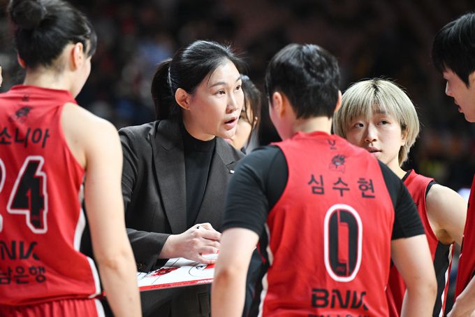 [여자농구 ‘뜨거운 봄] WKBL에 불어온 ‘女지도자 시대’…레전들 출신들의 지략대결 : zum 뉴스