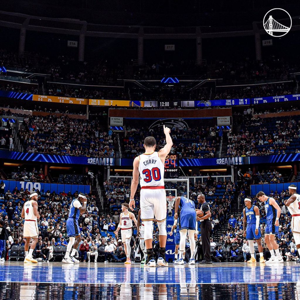 ‘신리 모드’ 터졌다… 커리 56점 활약에 힘입은 GSW, 5연승 행진 : zum 뉴스