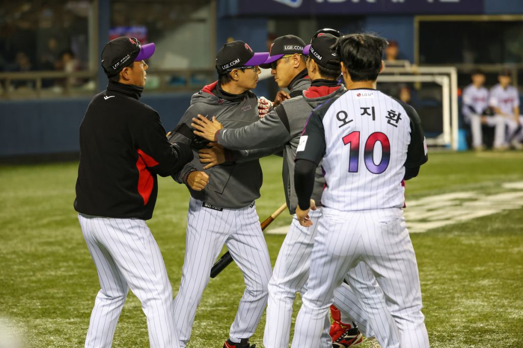 염경엽 감독의 이례적인 ‘배치기’ 항의&욕설 퇴장, 이어진 사과… KBO “상벌위 개최 검토중” : zum 뉴스