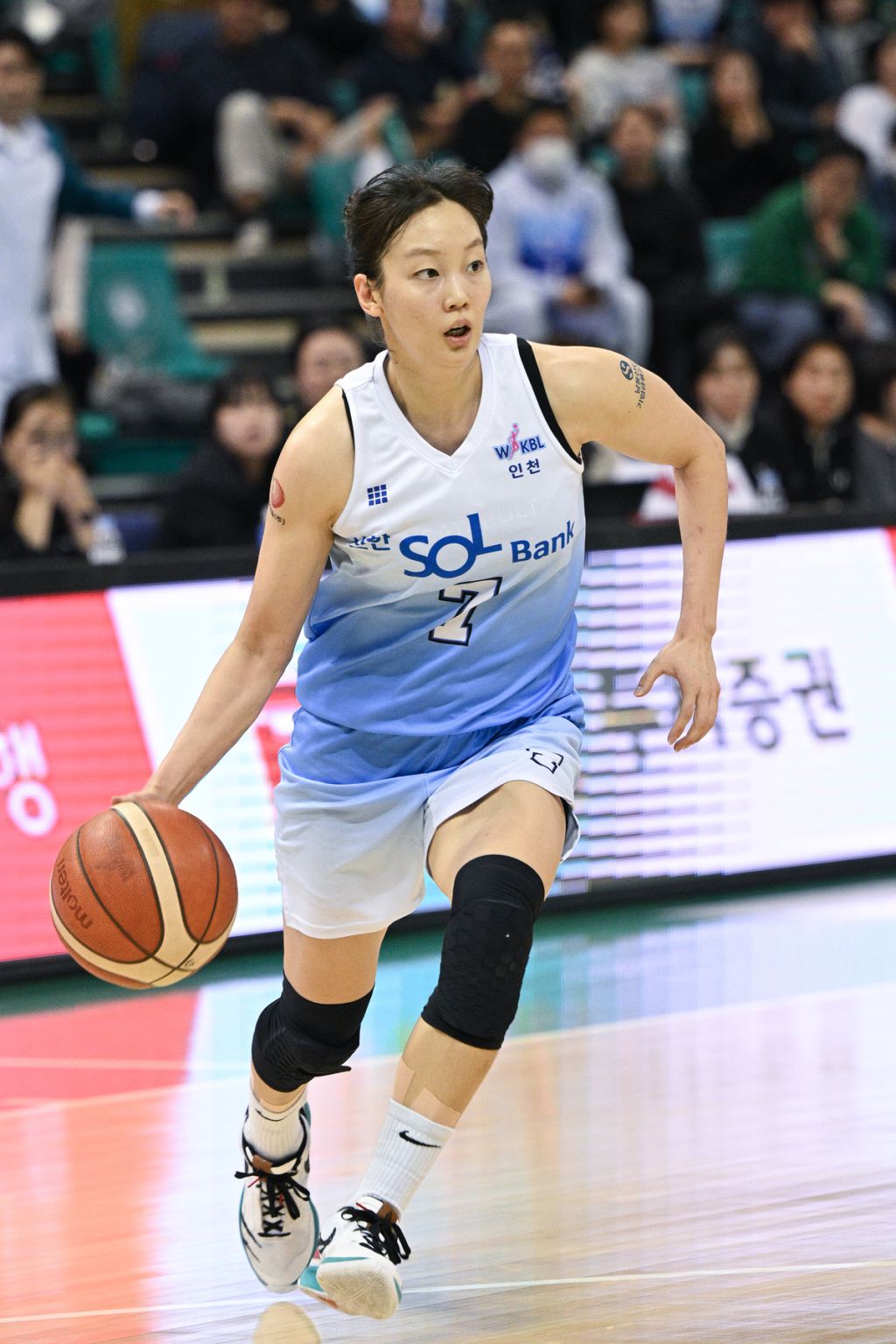 찾는 WKBL③] 평균 4점대 득점에도 FA 연봉이 2억…WKBL 버블 우려 : ZUM 뉴스