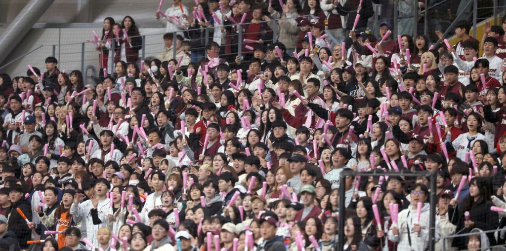 ‘행복한 비명’ 키움, 창단 첫 7경기 연속 매진···‘주황 물결’ 한화, KBO 14경기 연속 매진! 역대 최다 타이 : zum 뉴스