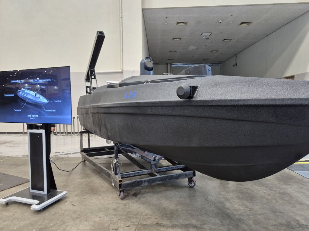 [MADEX 2025] '자폭 무인수상정'에 초계함도 침몰…LIG·한화가 관심 보이는 '이 함정' : zum 뉴스