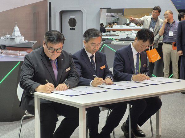 [MADEX 2025] 손 잡은 HD현대-KAI-LIG, 맞은편엔 '역대급 진용' 한화 : zum 뉴스