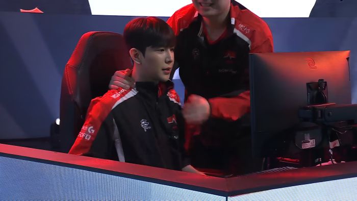 [FSL] 'TK777' 이태경, 쉬운 축구로 역전승...'유민' 잡고 승자전 진출 : zum 뉴스