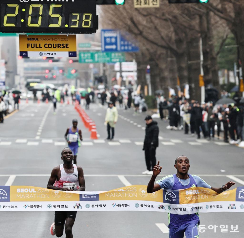 “케냐에 우승 뺏길까봐 이 악물어”… 200m 막판 스퍼트 ‘대역전’ : ZUM 뉴스