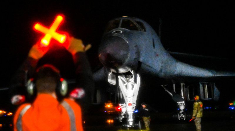 美본토에 있던 B-1B 폭격기, 北-中 코앞 日기지에 전격 배치 : ZUM 뉴스