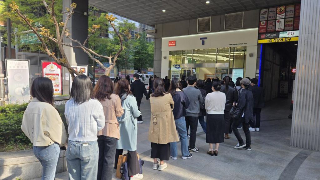 SKT 유심 교체 북새통…온라인 예약 접속 지연 : zum 뉴스