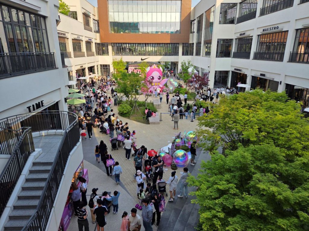 현대프리미엄아울렛, ‘SAMG엔터 팝업스토어’ 성황 : zum 뉴스