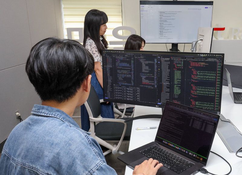 KT, 한국형 AI ‘믿:음 2.0’ 오픈소스 공개… SKT는 한국어 특화 LLM ‘A.X 4.0’ 내놔 : zum 뉴스