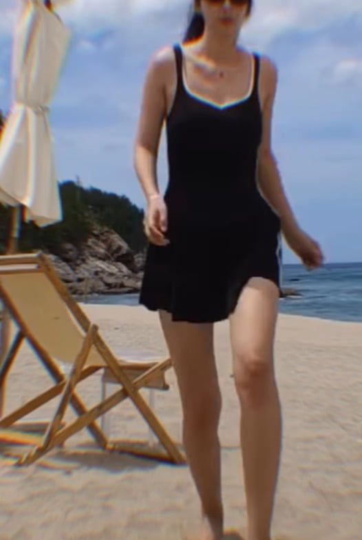 '♥한재석' 박솔미, 170cm의 남다른 각선미…수영복 입고 늘씬한 몸매 과시 : zum 뉴스