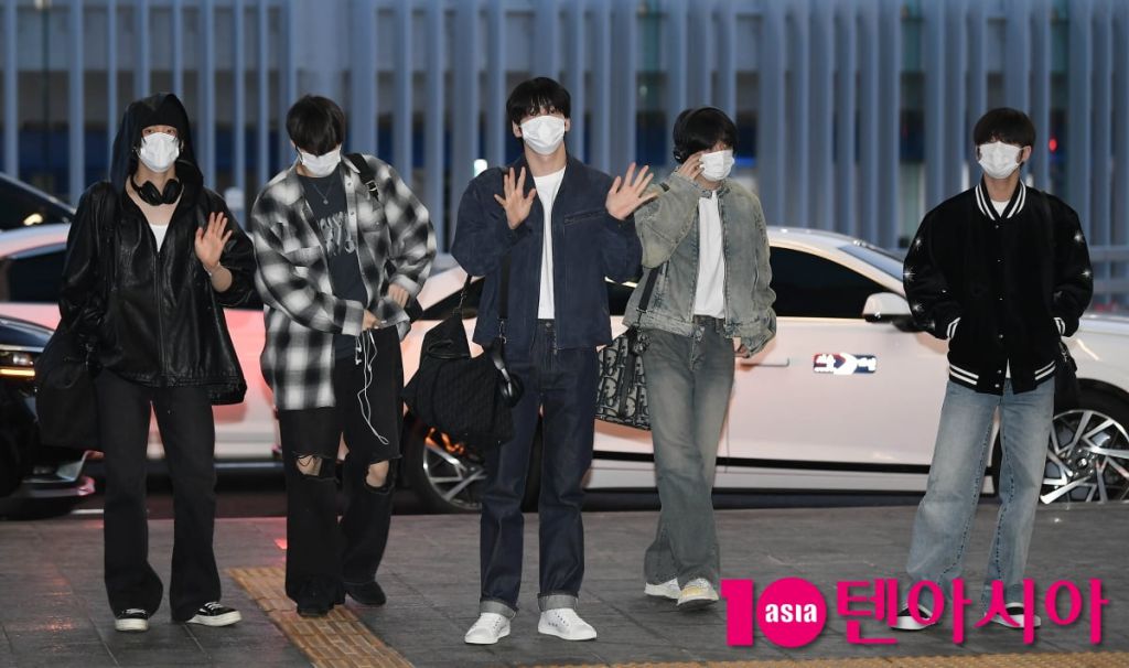 TXT, 봄 느낌 가득한 공항패션[TEN포토] : ZUM 뉴스