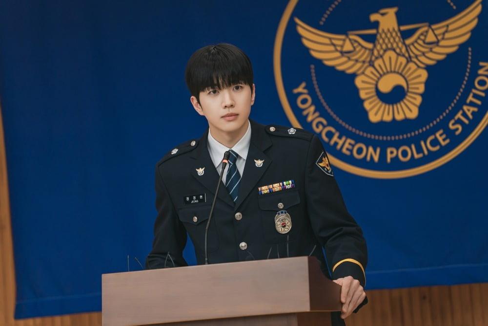 강훈, 신혜선 이어 박주현 만난다…제복 입고 뽐낸 '184cm' 우월 비주얼 ('메스를든') : ZUM 뉴스