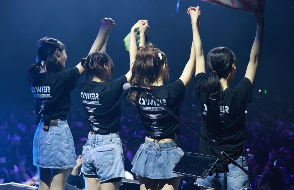 QWER, 서사의 확장…"사랑 넘어선 우리 이야기 보여줄게요" [ATA유나이티드] : ZUM 뉴스