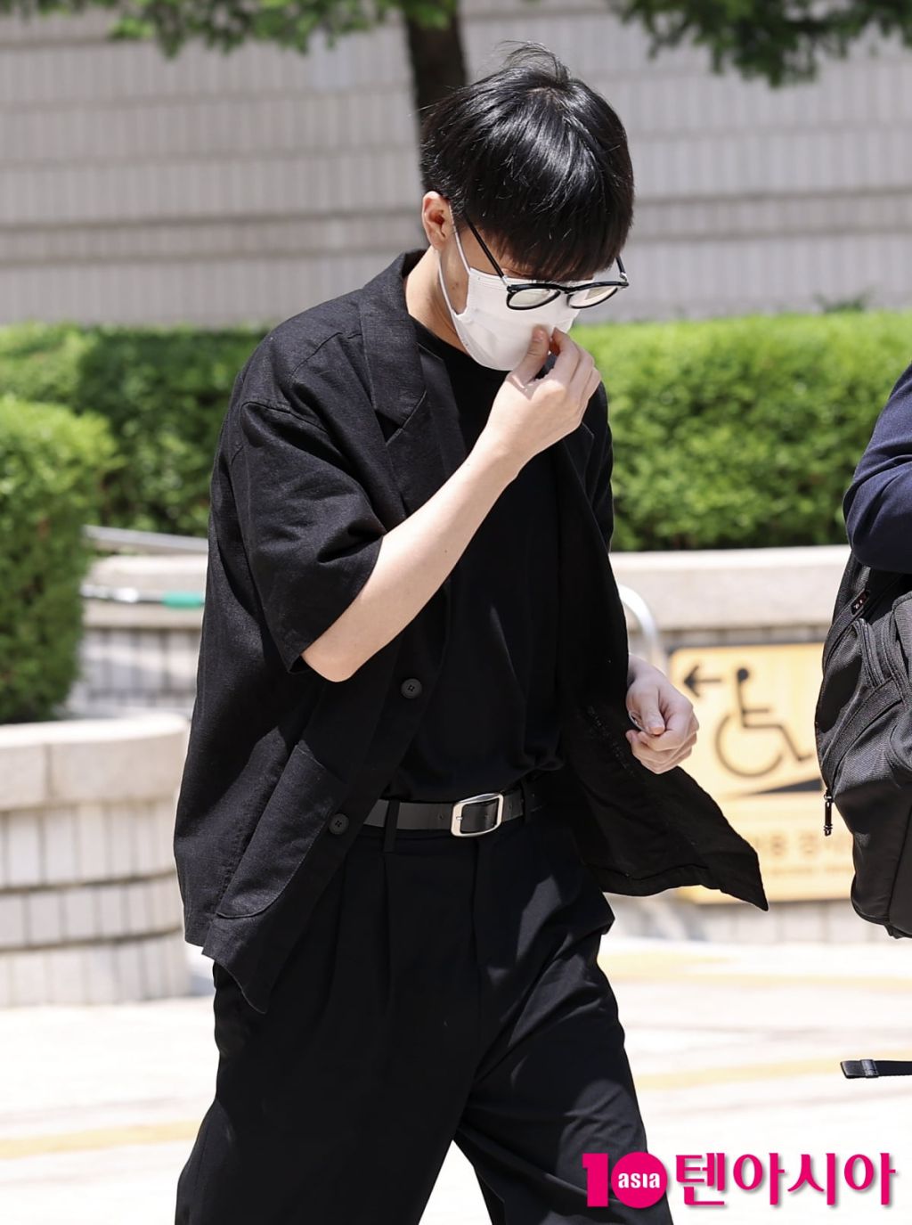 '성폭행 협의' NCT 출신 태일, 다 가리고 첫 공판 출석[TEN포토] : zum 뉴스