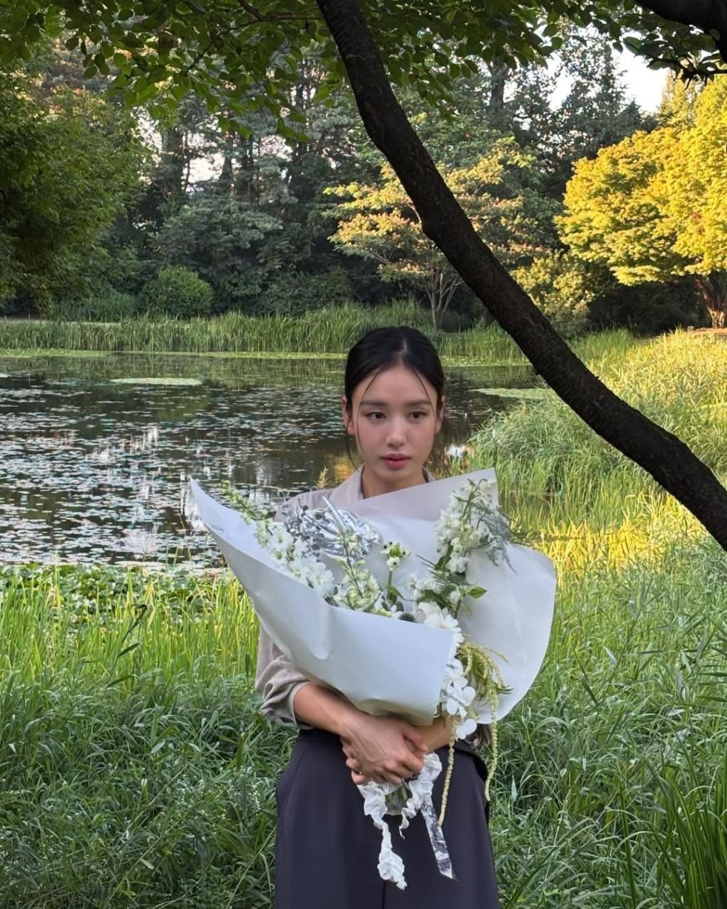 '168cm 47kg' 안은진, '장기용과 ♥로맨스' 앞두고…꽃 보다 빛나는 미모 : zum 뉴스