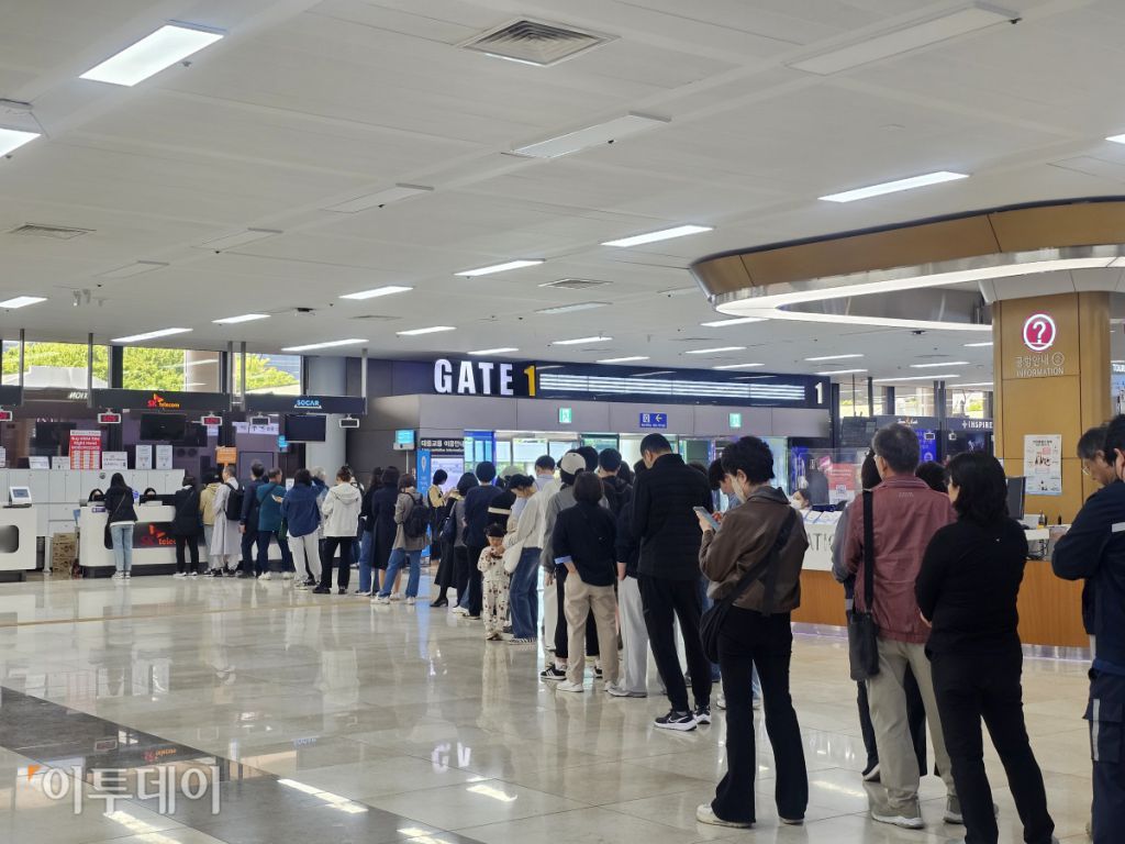 "SKT 20년 이용했는데 해킹이라니"…전국 대리점 '유심 대란' : ZUM 뉴스