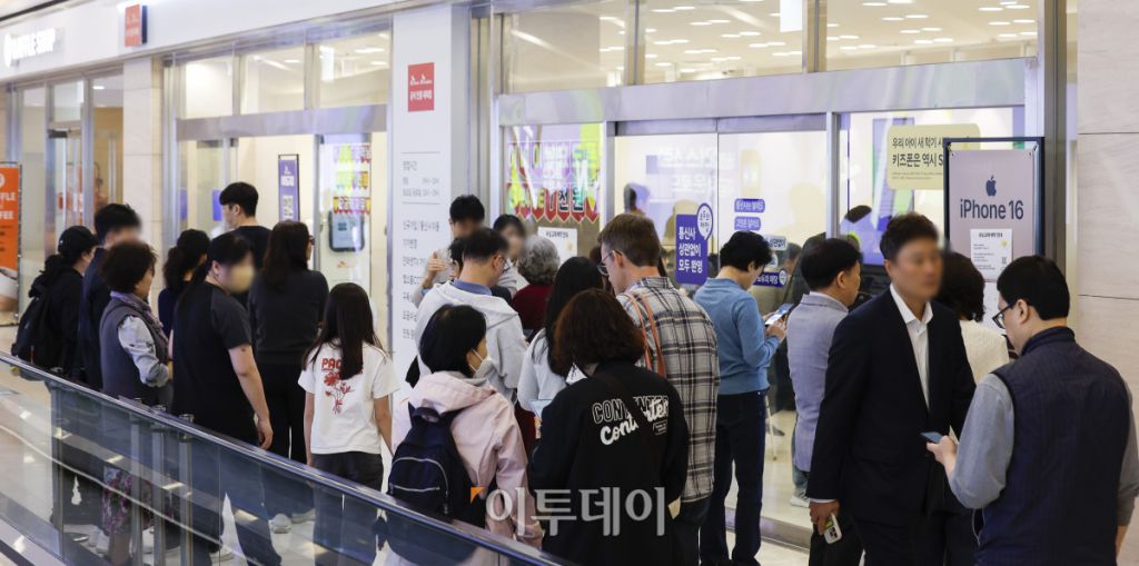 SKT 유심 교체 28만 명 돌파…해킹 여파에 '탈 SKT' 행렬도 : ZUM 뉴스