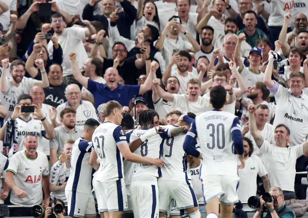 '관중석의 캡틴' 손흥민의 미소…토트넘 UEL 4강 1차전 승리 : ZUM 뉴스