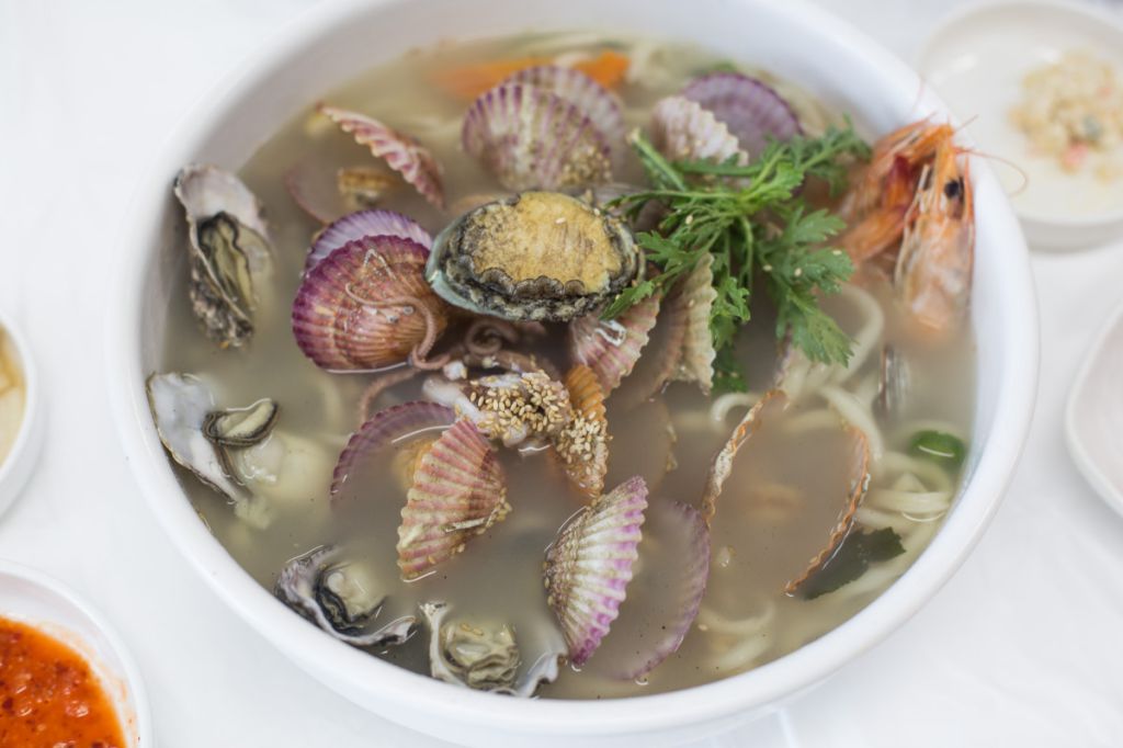 '2TV 생생정보' 오늘방송맛집- 장사의 신, 25년 내공! 대왕 조개 칼국수 맛집 '조 ' : ZUM 뉴스