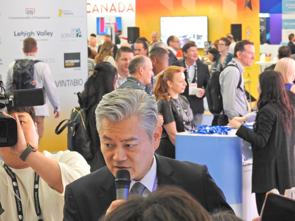 세계서도 통하는 삼성바이오, CDMO 경쟁력으로 행사장 압도 [바이오USA] : zum 뉴스