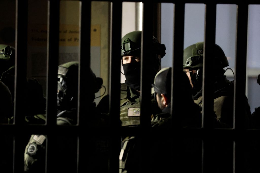 [베네수엘라 격변] “마두로 경호팀 대다수 미군에 사살”⋯공습 사망자 80명으로 늘어 : zum 뉴스