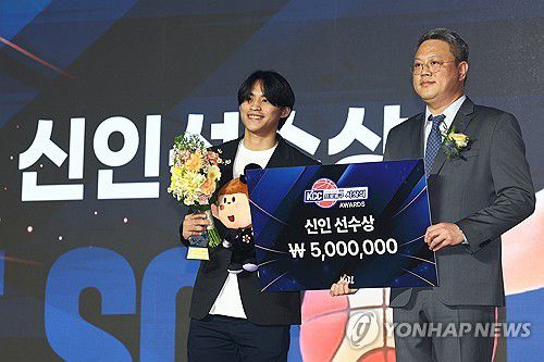 KBL 이번 시즌 신인선수상은 KT 조엘 카굴랑안 : ZUM 뉴스