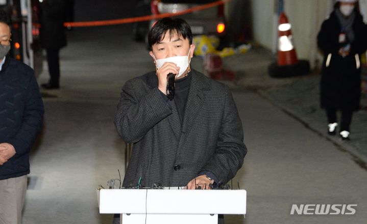 브리핑하는 HDC현대산업개발 관계자 : zum 뉴스