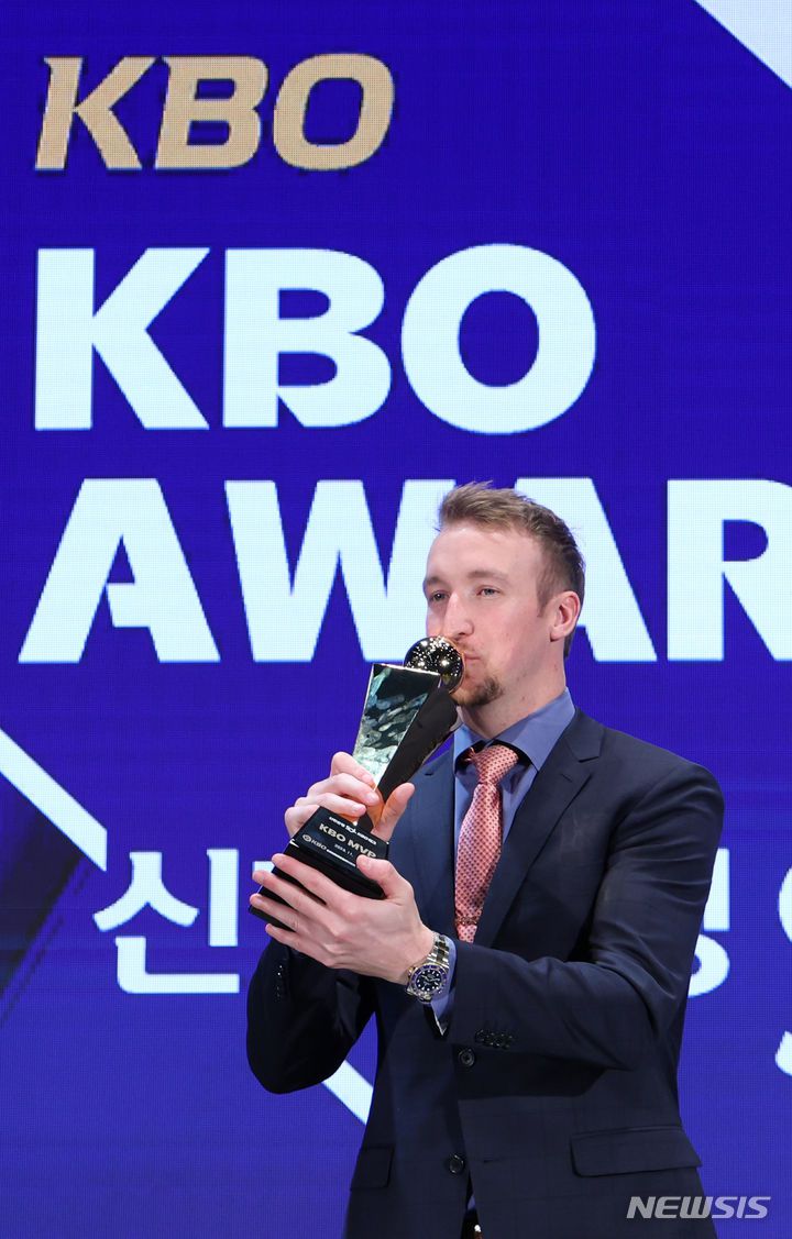 KBO리그 압도한 페디, 골든글러브 역대 최다 득표율 도전 : zum 뉴스