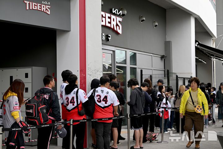 '31년 만의 만남' 삼성-KIA의 KS 1차전 만원 관중…PS 17G 연속 매진[KS] : zum 뉴스