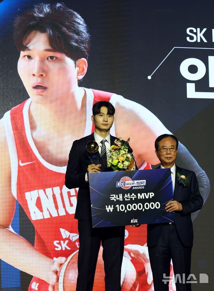 국내선수 MVP 수상한 SK 안영준 : ZUM 뉴스