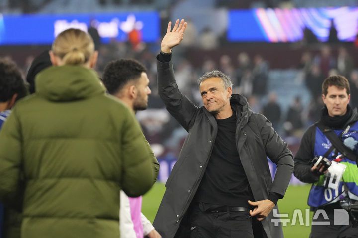 UCL 4강 진출, 팬들에게 인사하는 엔리케 감독 : zum 뉴스